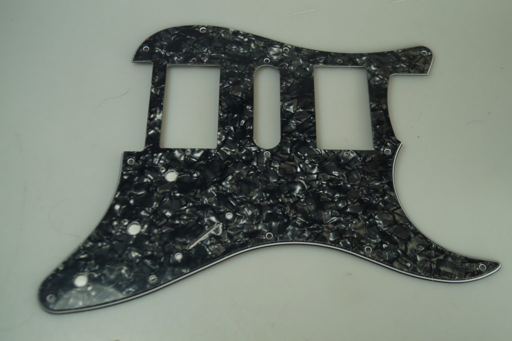 Pickguard für Strat (Fender US/Mexico etc.) HSH – pearloid grey – neu ...